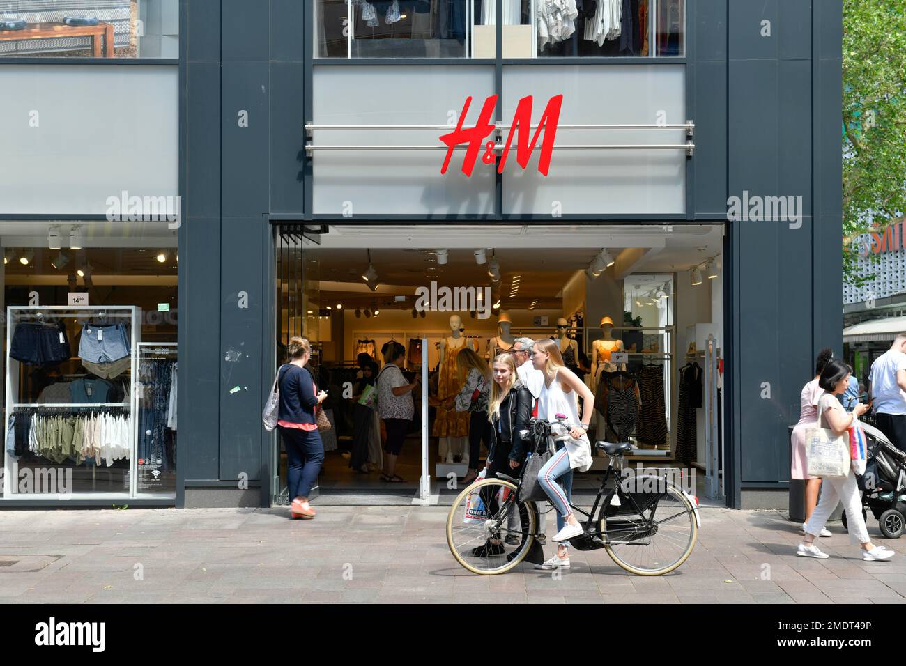 H&m germany store shopping hi-res stock photography and images - Alamy