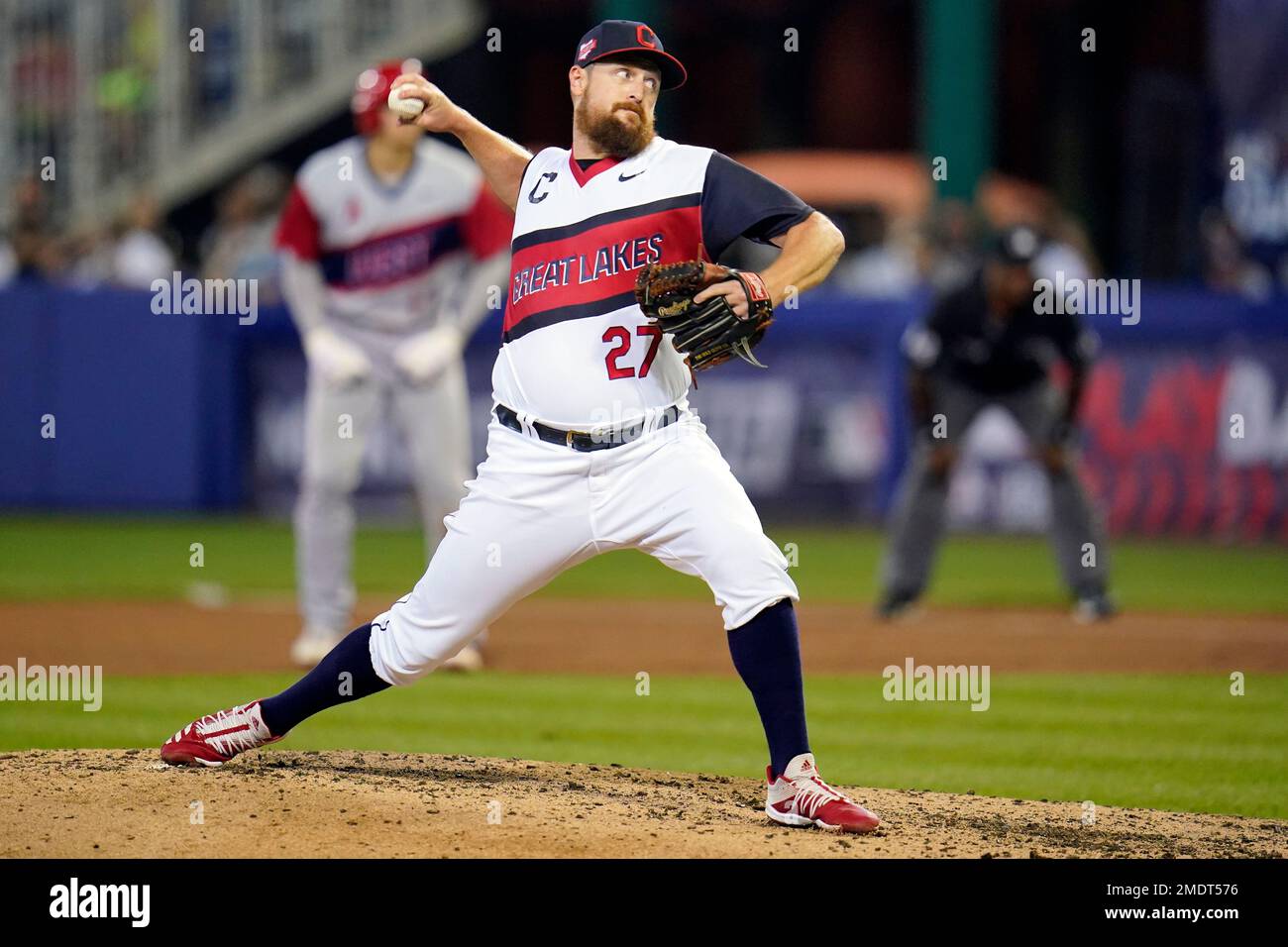 Cleveland Indians' Bryan Shaw (27) delivers a pitch against the Los ...