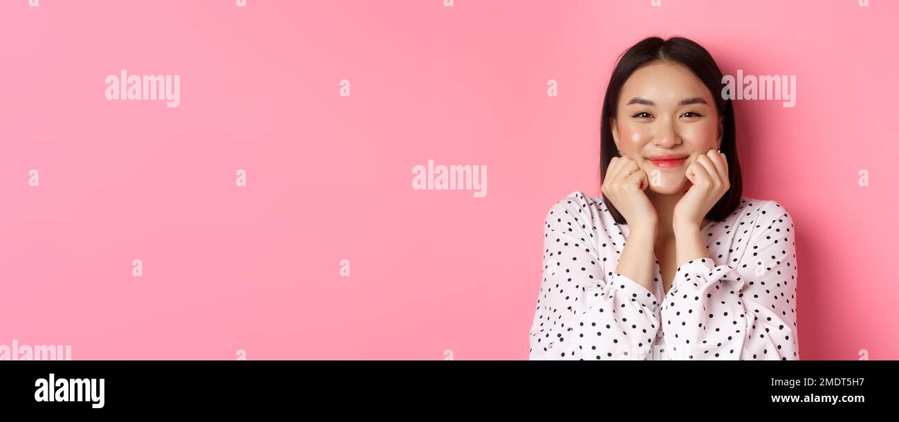 Beauty and lifestyle concept. Close-up of adorable asian woman showing ...