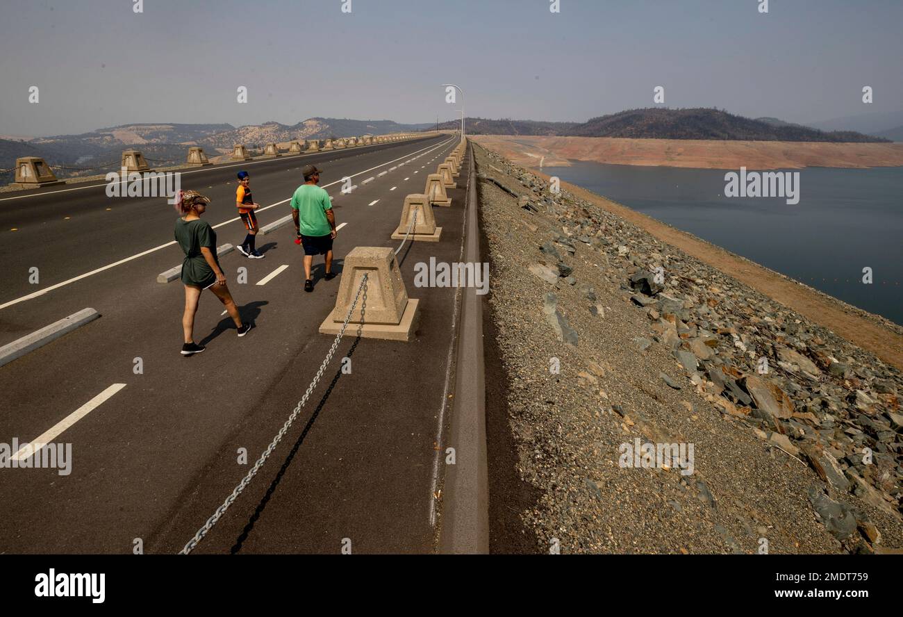 Pedestrians walk across Oroville Dam at Lake Oroville State Recreation ...