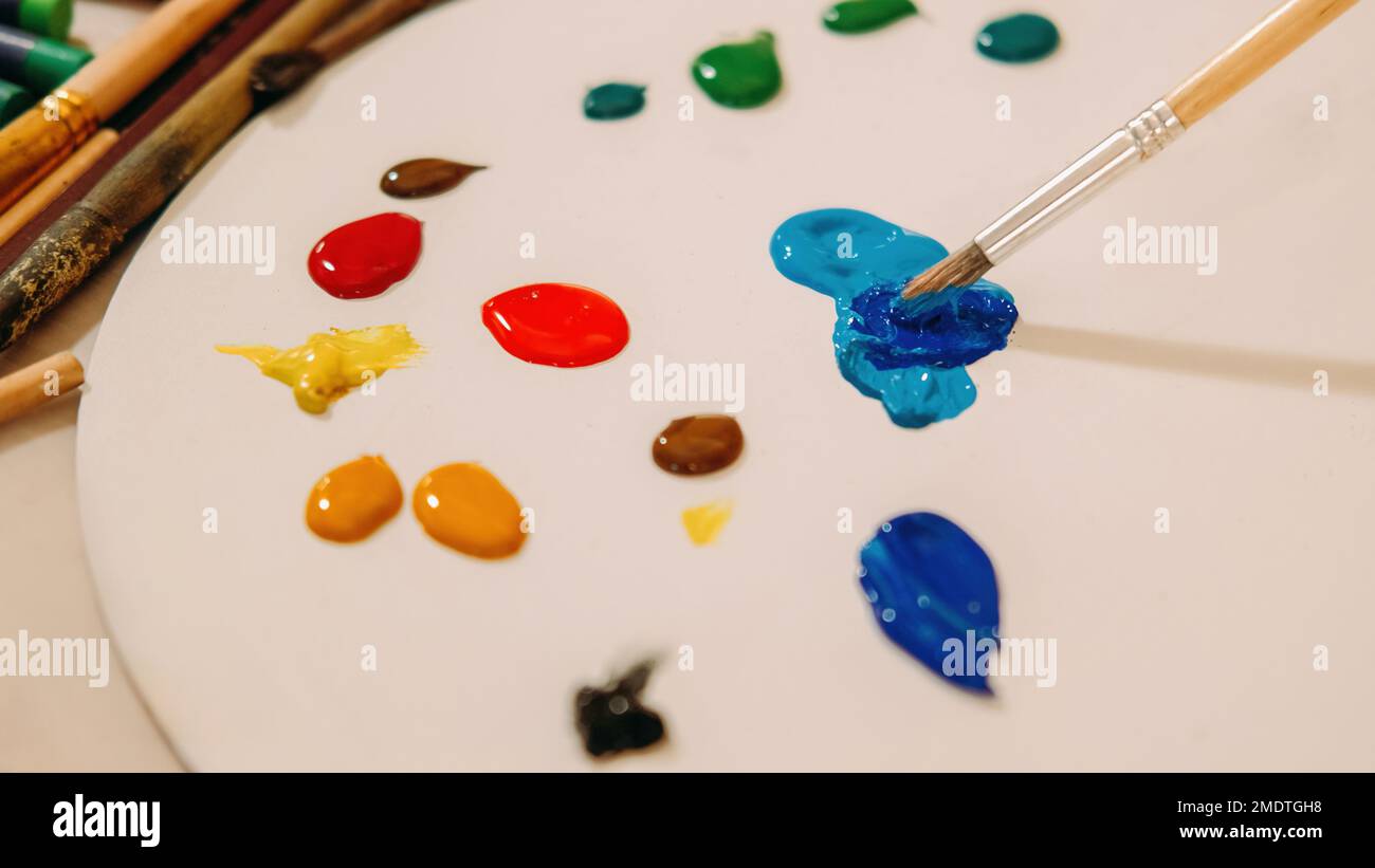 painting class art tools paintbrush colors palette Stock Photo - Alamy