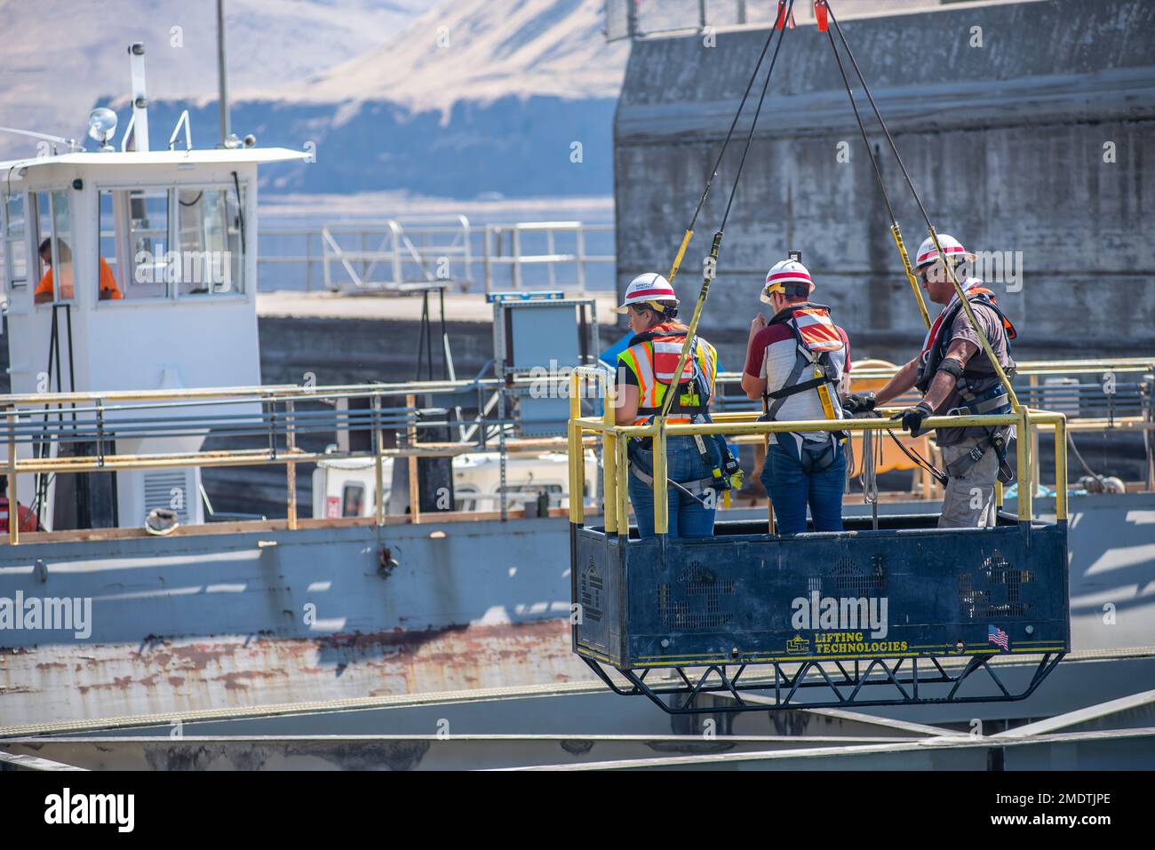 Engineers with the Portland District, U.S. Army Corps of Engineers ...