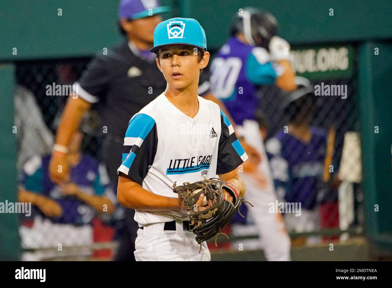 Sammamish, Wash.'s pitcher Kellen Kinney looks toward the dugout after ...