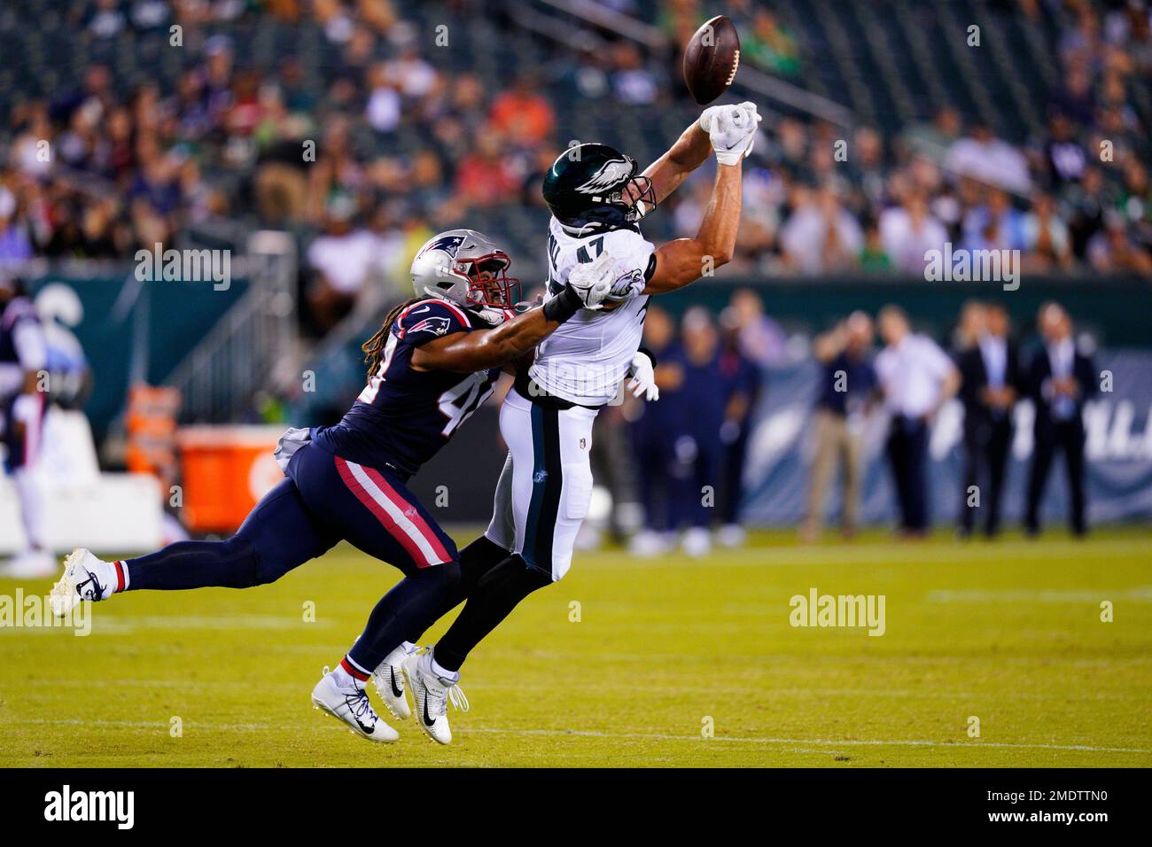 Philadelphia Eagles' Jack Stoll, right, is unable to make a catch in ...