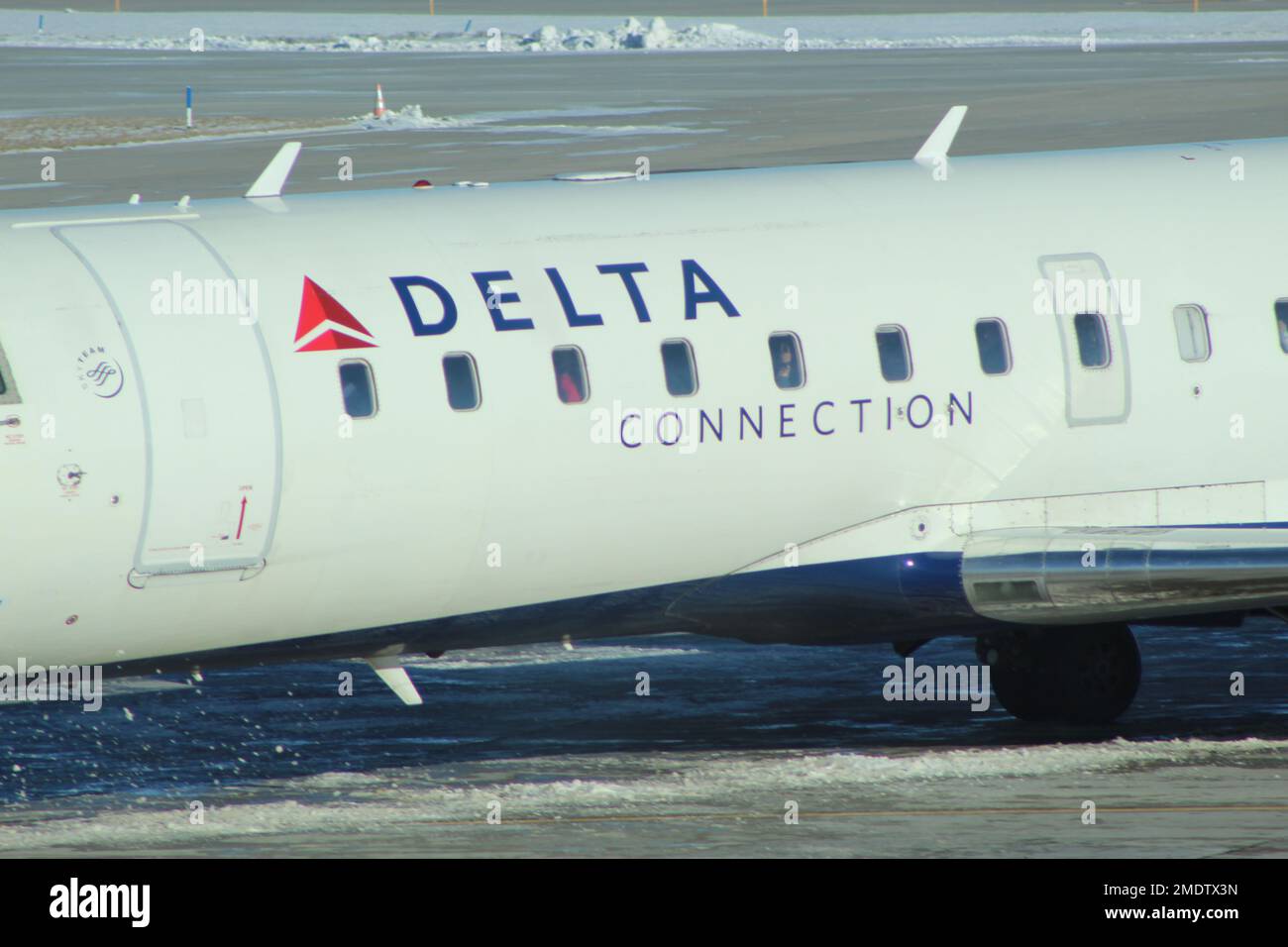Delta connection airlines hi-res stock photography and images - Alamy