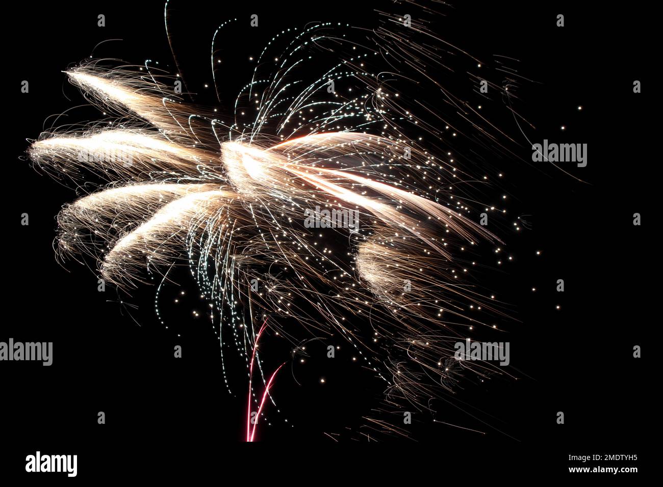 Bursting fireworks hi-res stock photography and images - Alamy