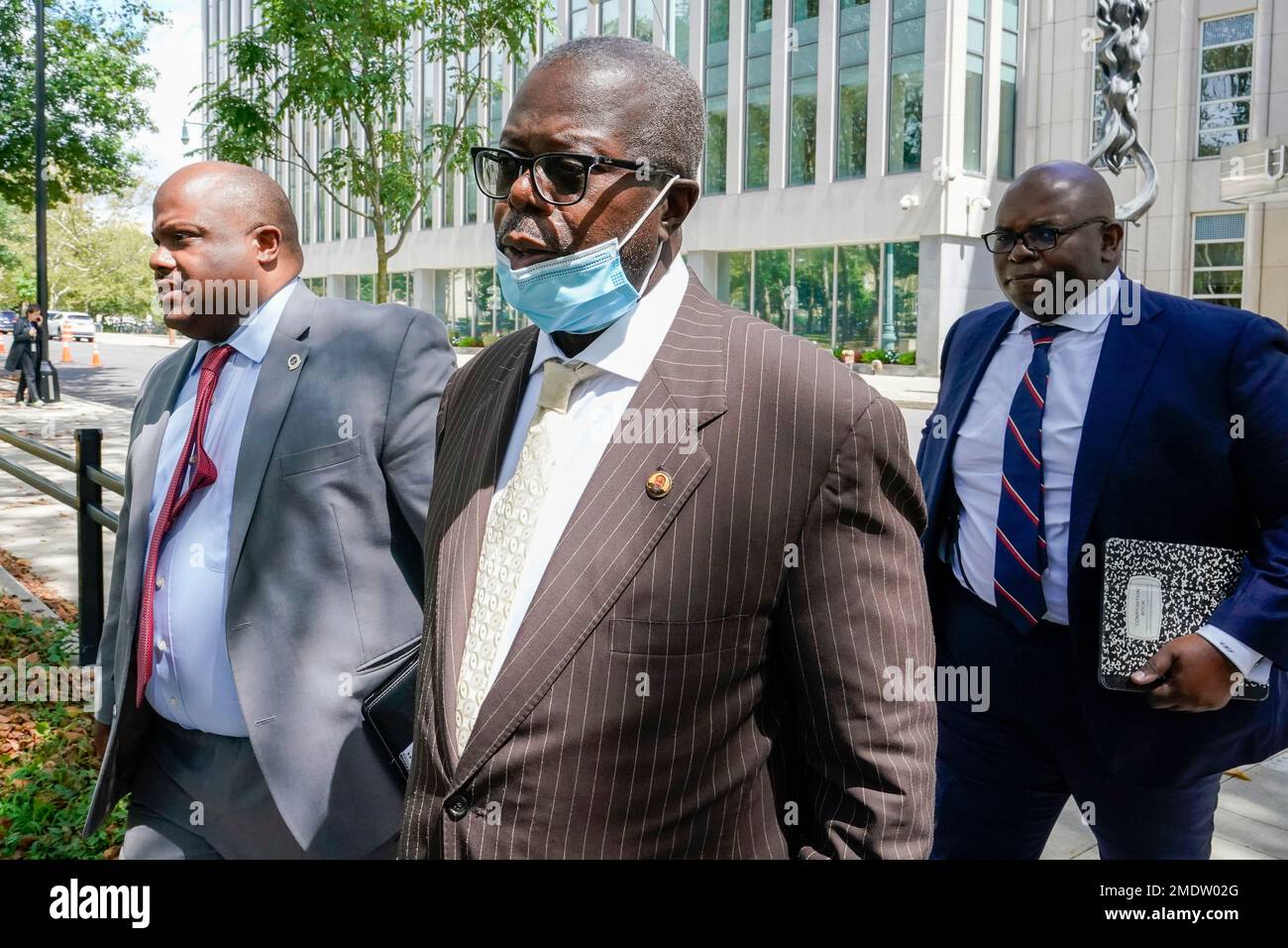 R. Kelly's attorney Deveraux Cannick, center, leaves Brooklyn Federal ...