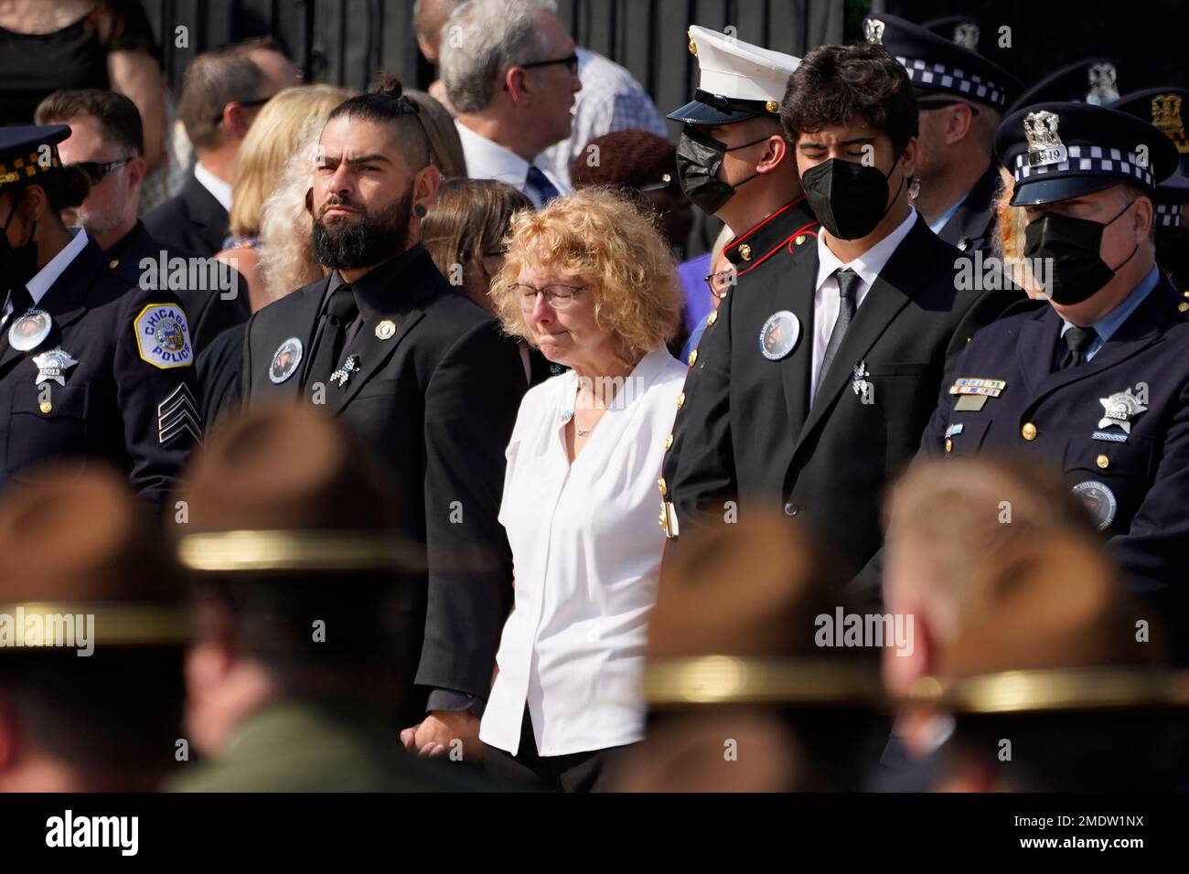 Elizabeth French, center, and her son Andrew, left, and other family ...