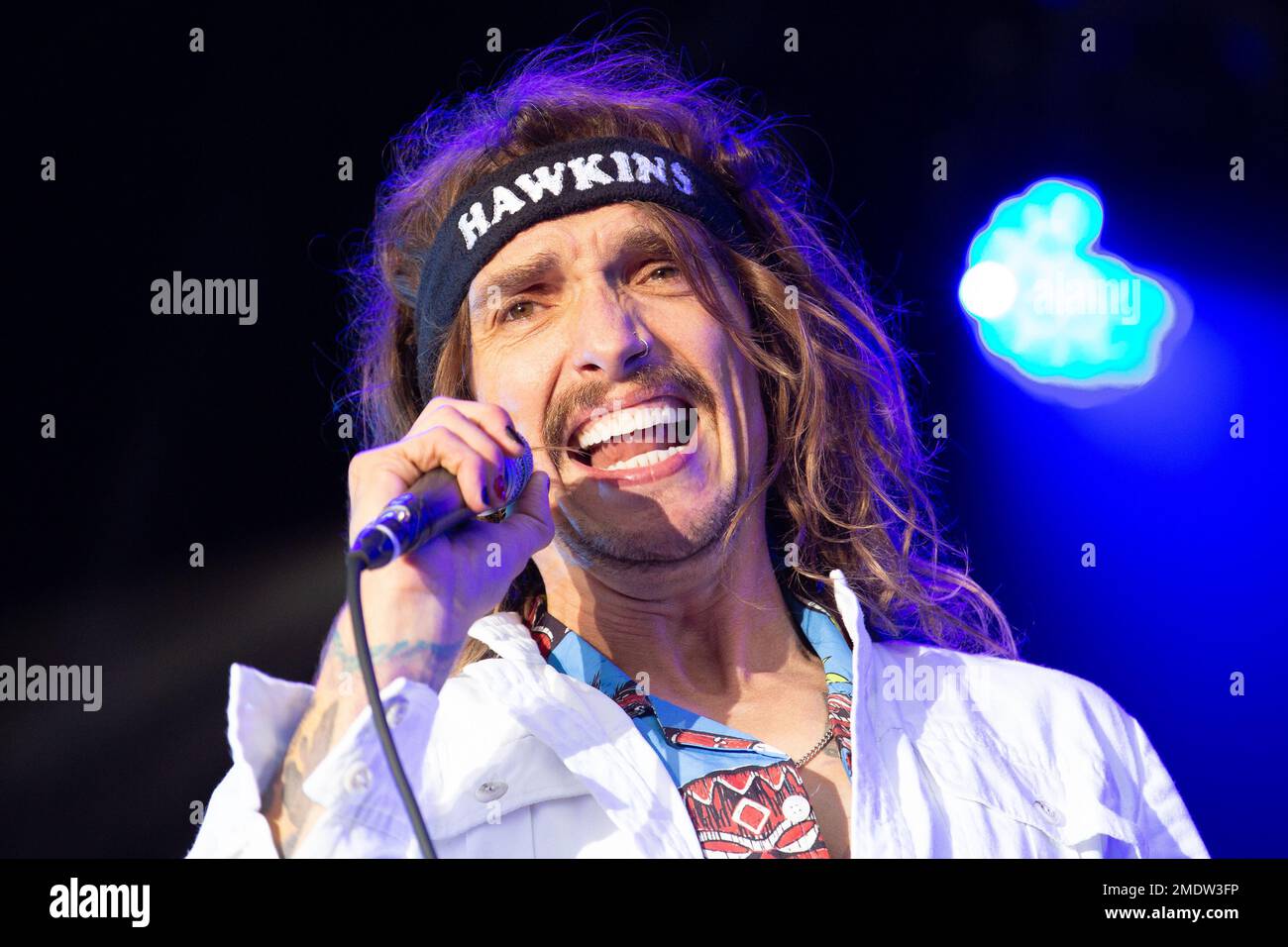 Justin Hawkins of The Darkness performing live on stage Stock Photo - Alamy
