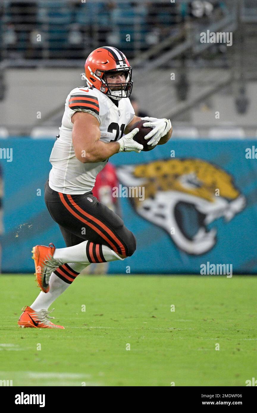 Cleveland Browns fullback Andy Janovich (31) runs after catching a pass ...