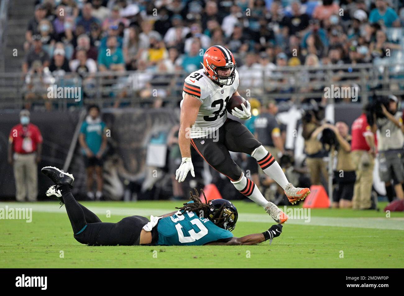 Cleveland Browns fullback Andy Janovich (31) escapes a tackle by ...