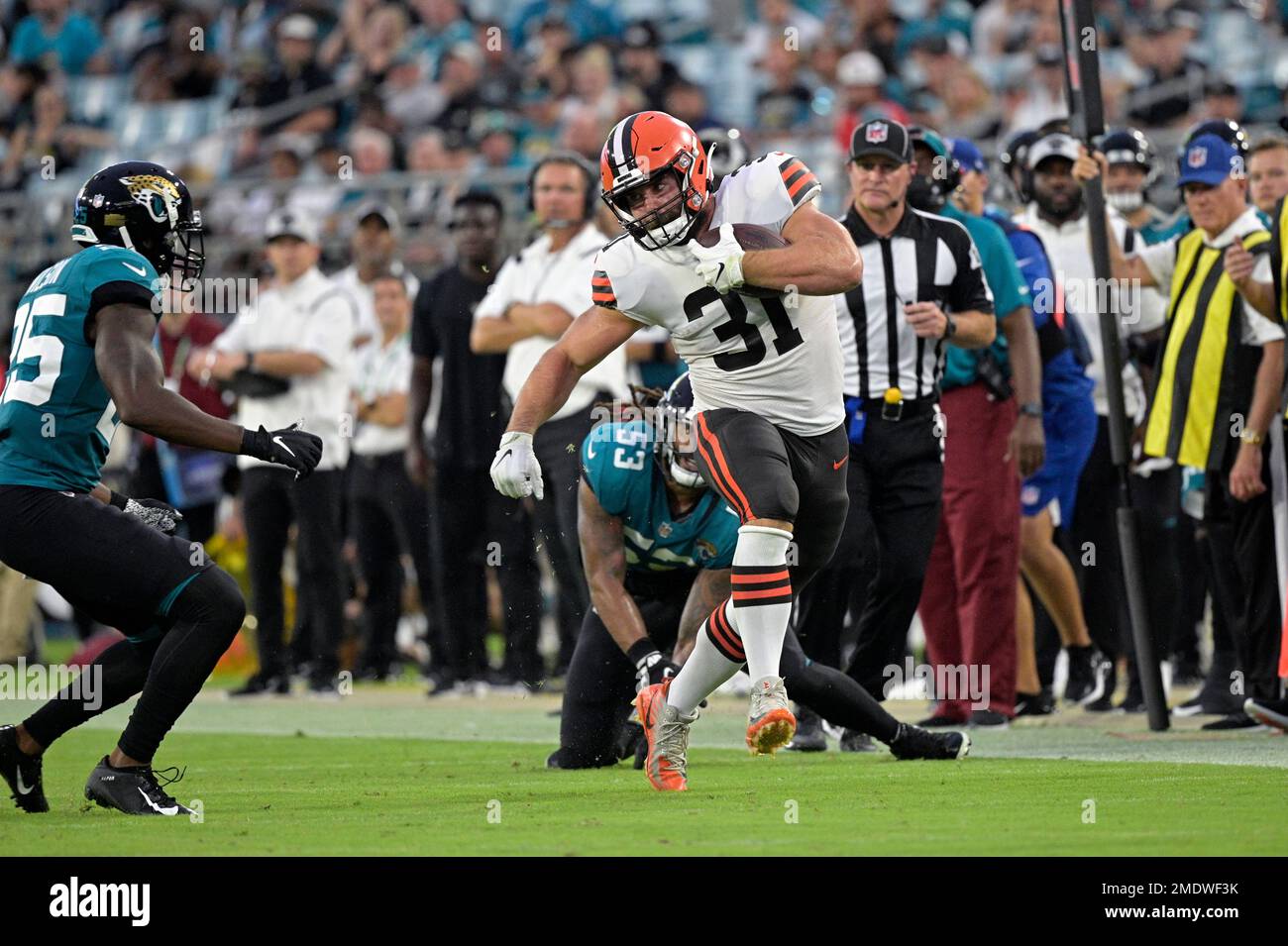 Cleveland Browns fullback Andy Janovich (31) runs in front of ...