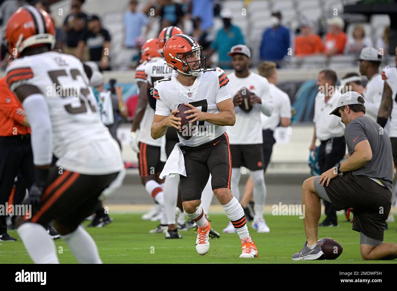 Cleveland Browns quarterback Kyle Lauletta (17) warms up before an NFL ...