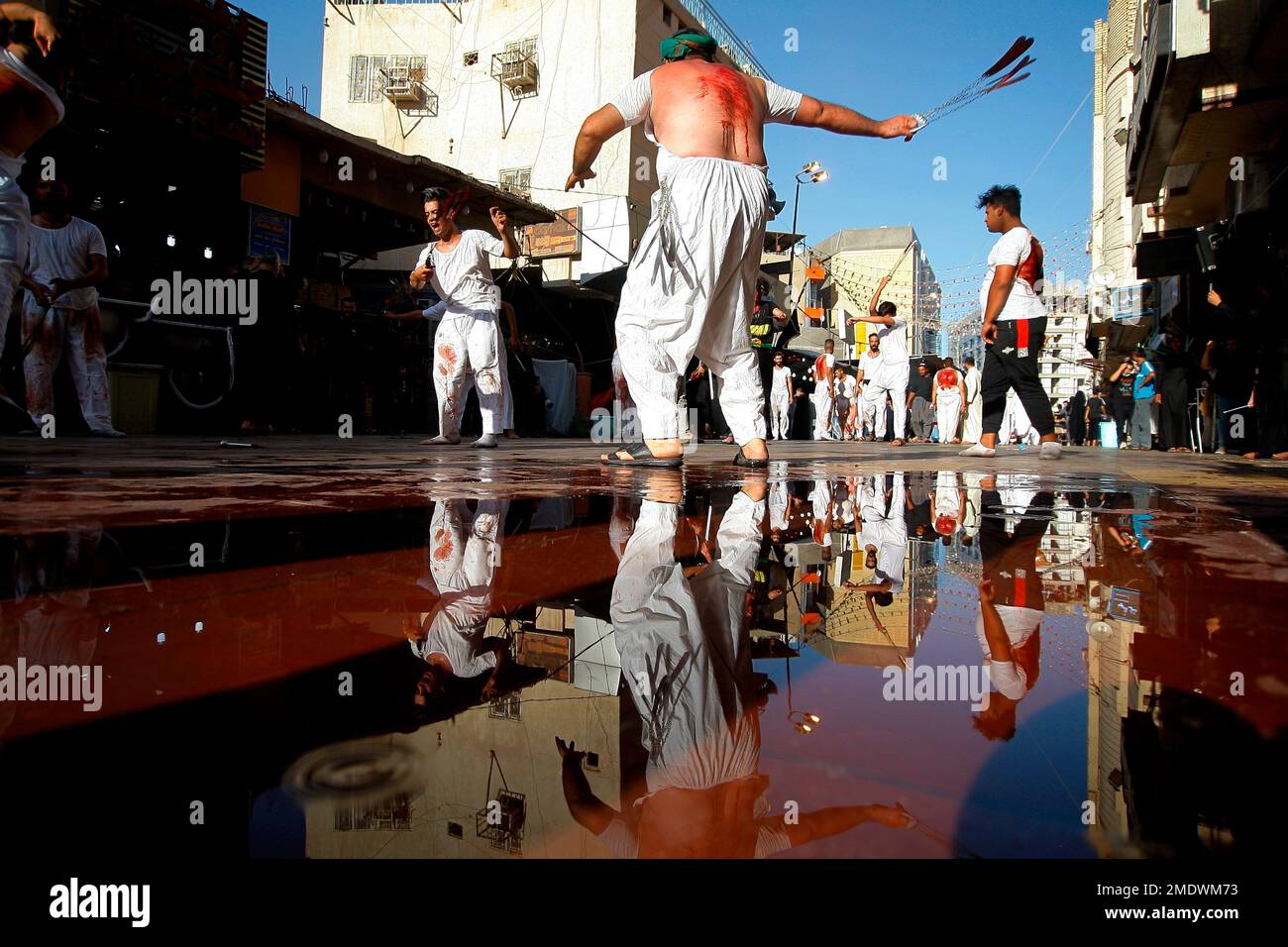 EDS NOTE: GRAPHIC CONTENT - Shiite faithful pilgrims beat themselves ...