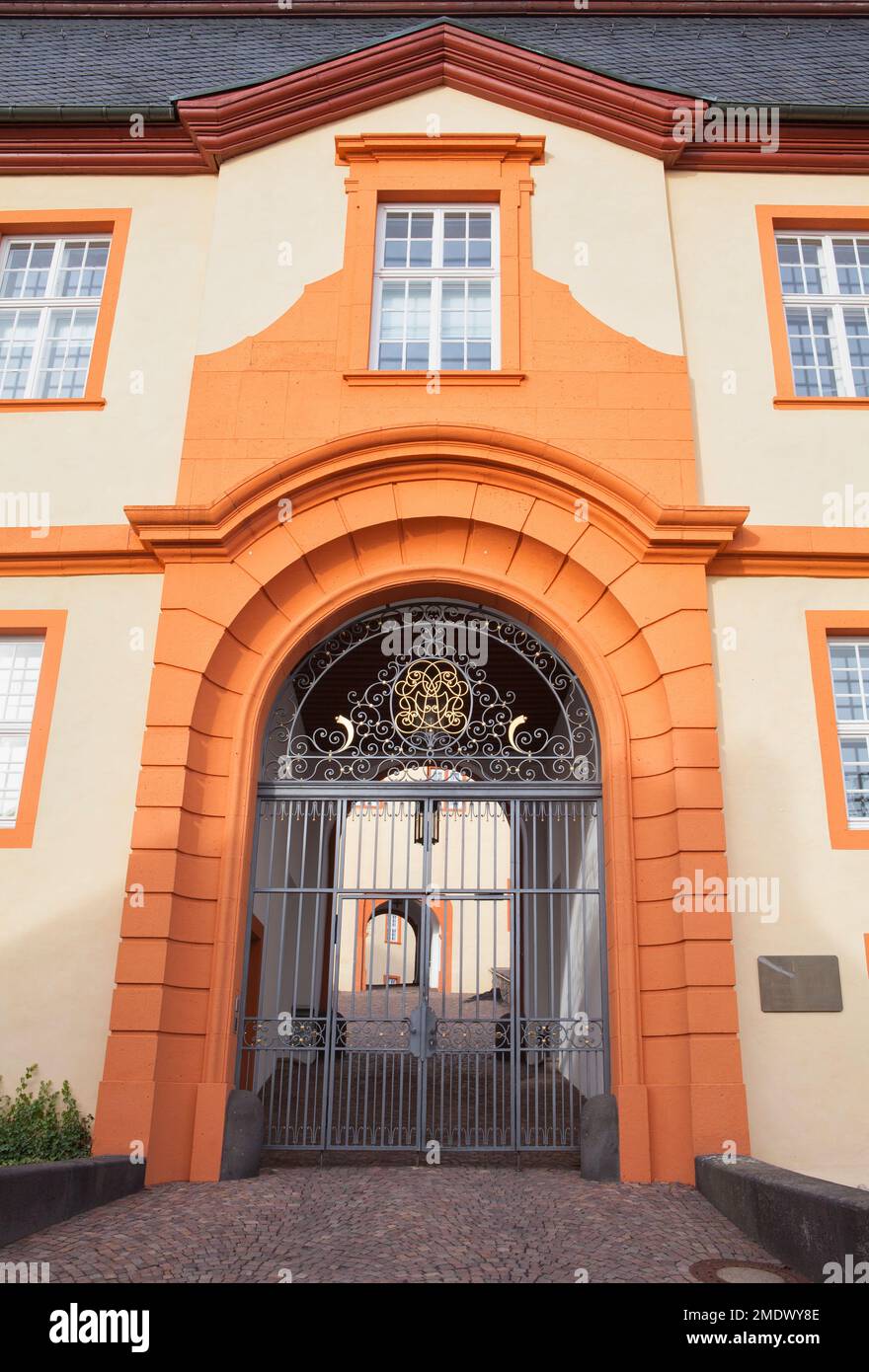 Old gateway in castle hi-res stock photography and images - Alamy