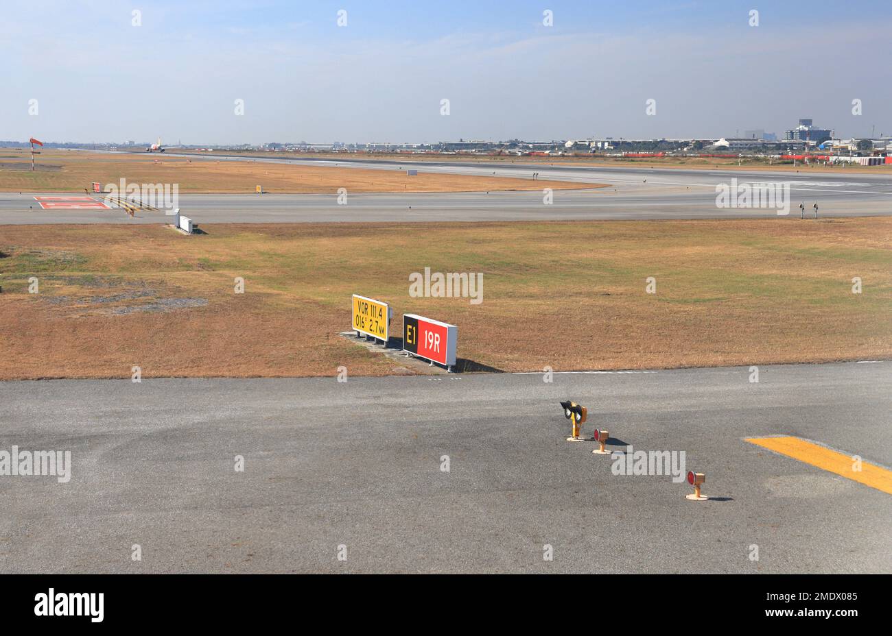 Airport sign and markings hi-res stock photography and images - Alamy