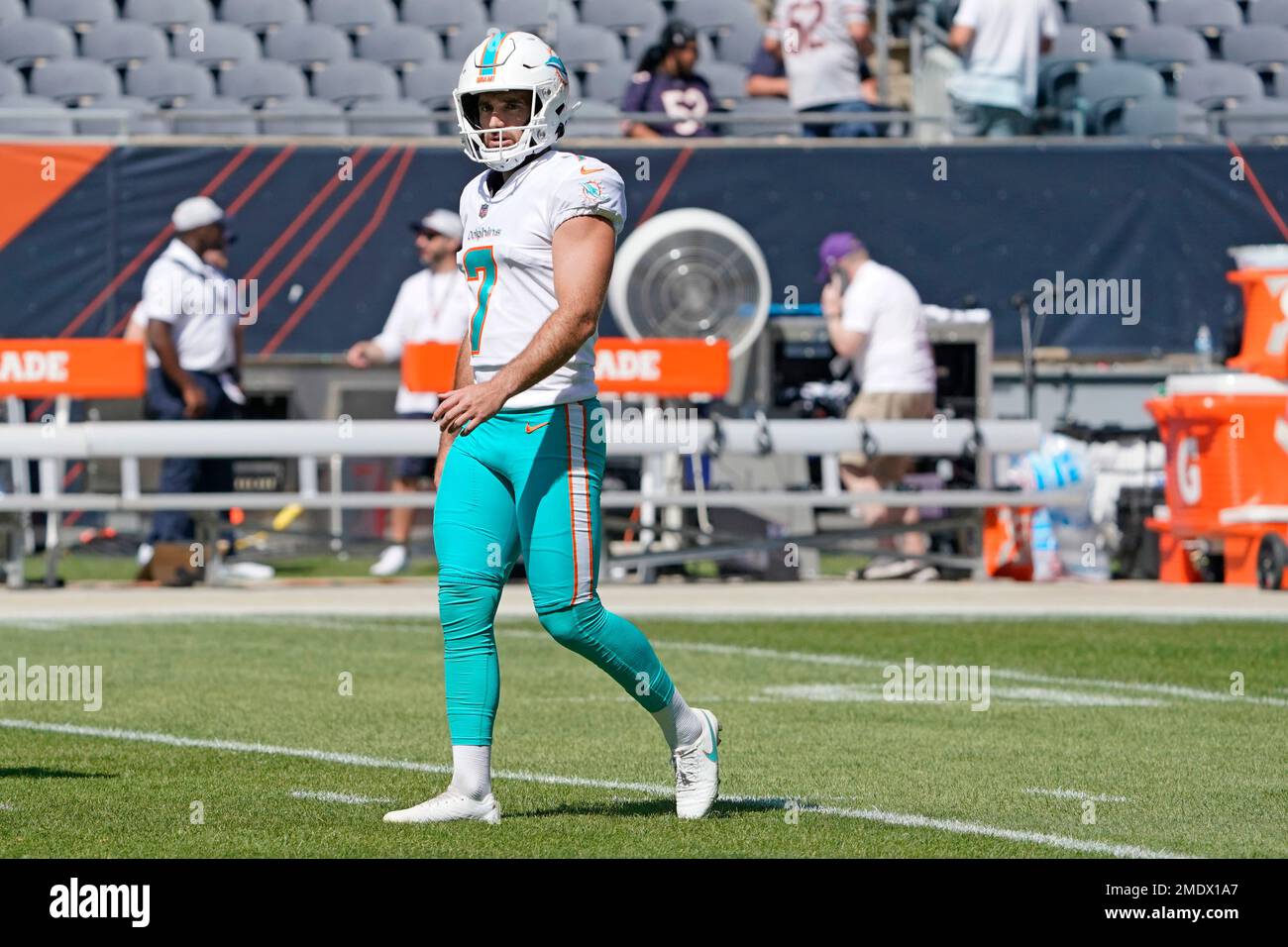 Miami Dolphins kicker Jason Sanders (7) warms up before an NFL ...