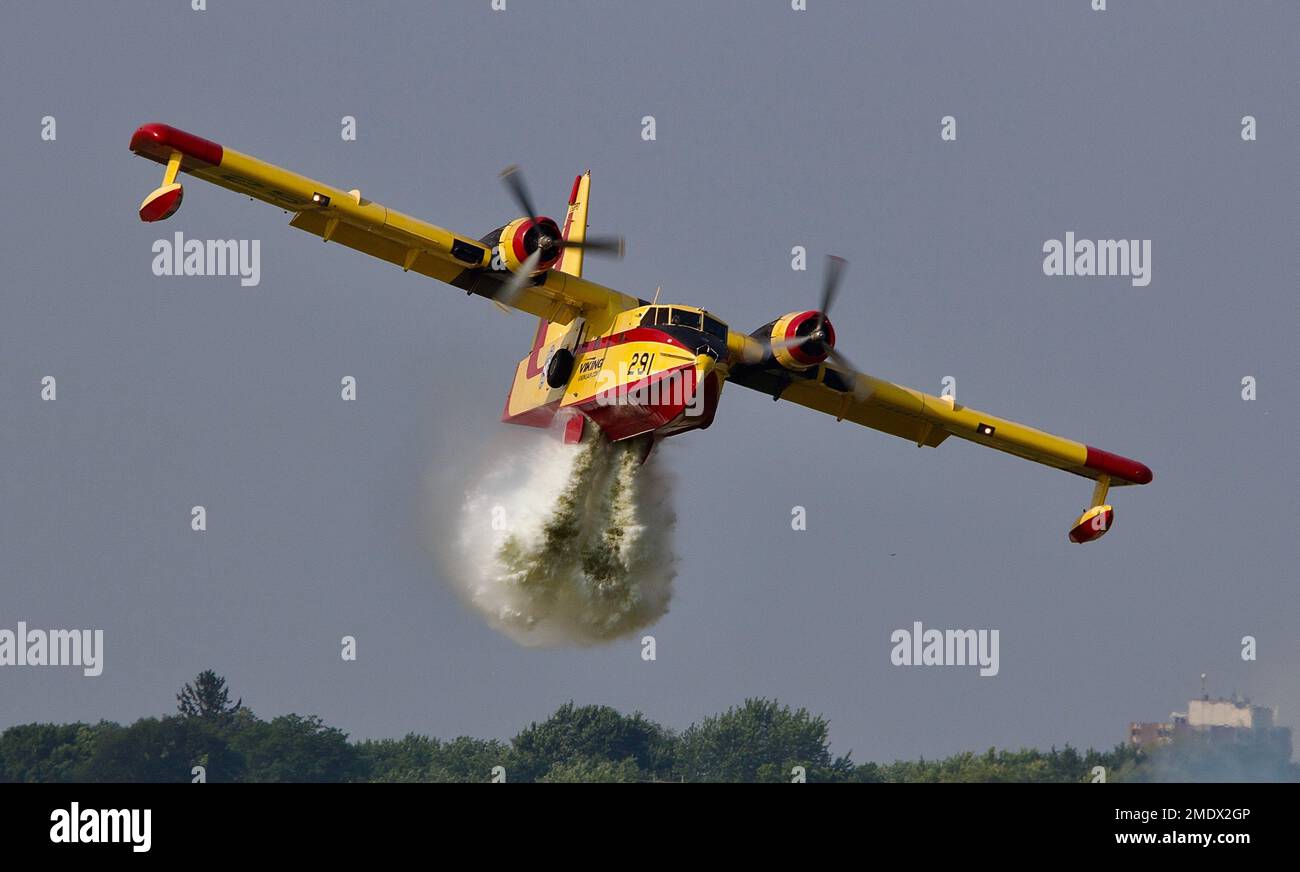 Canadair CL-215 Water Bomber Stock Photo - Alamy