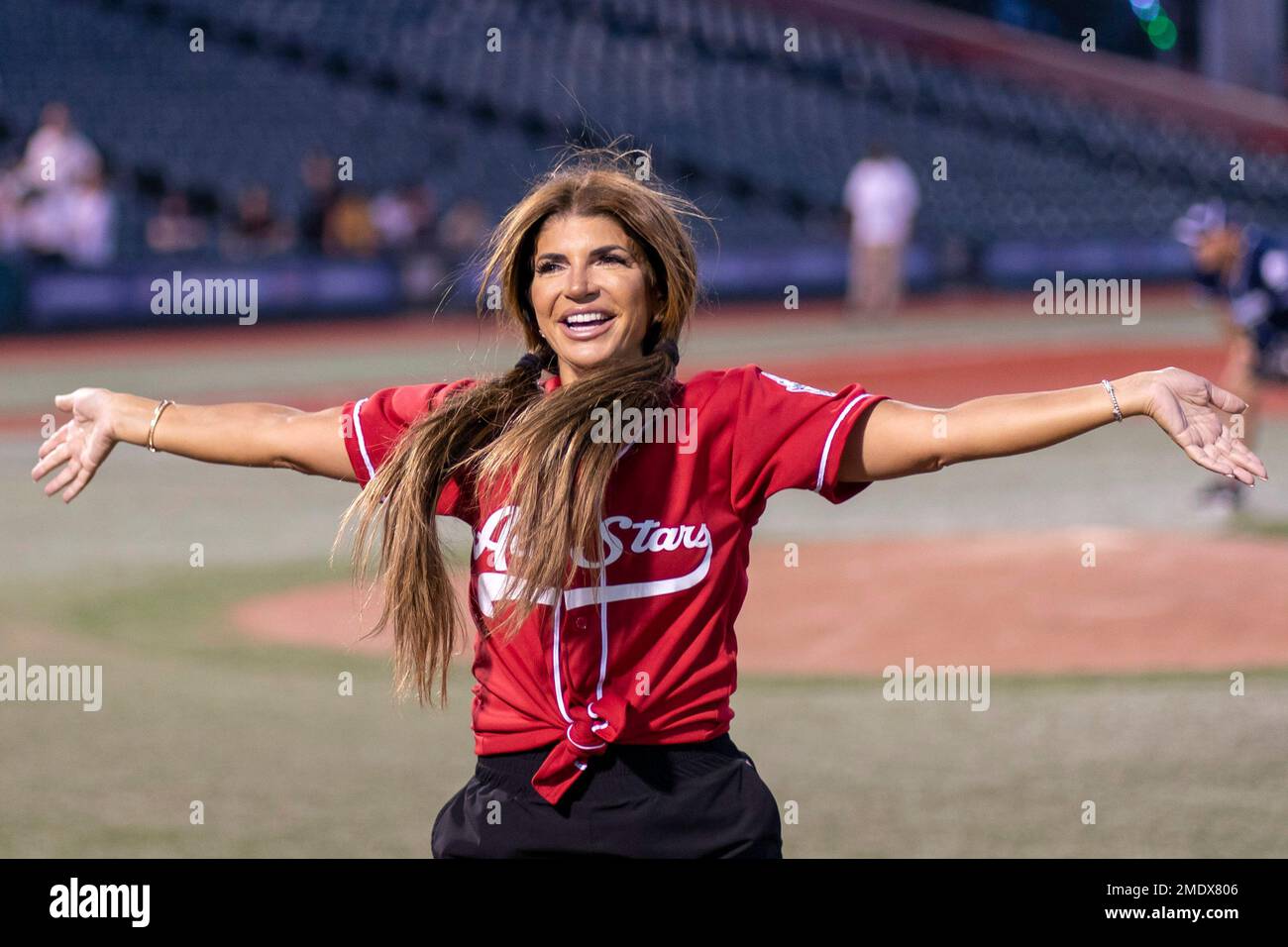 Teresa Giudice waves to fans during the Battle for Brooklyn charity ...