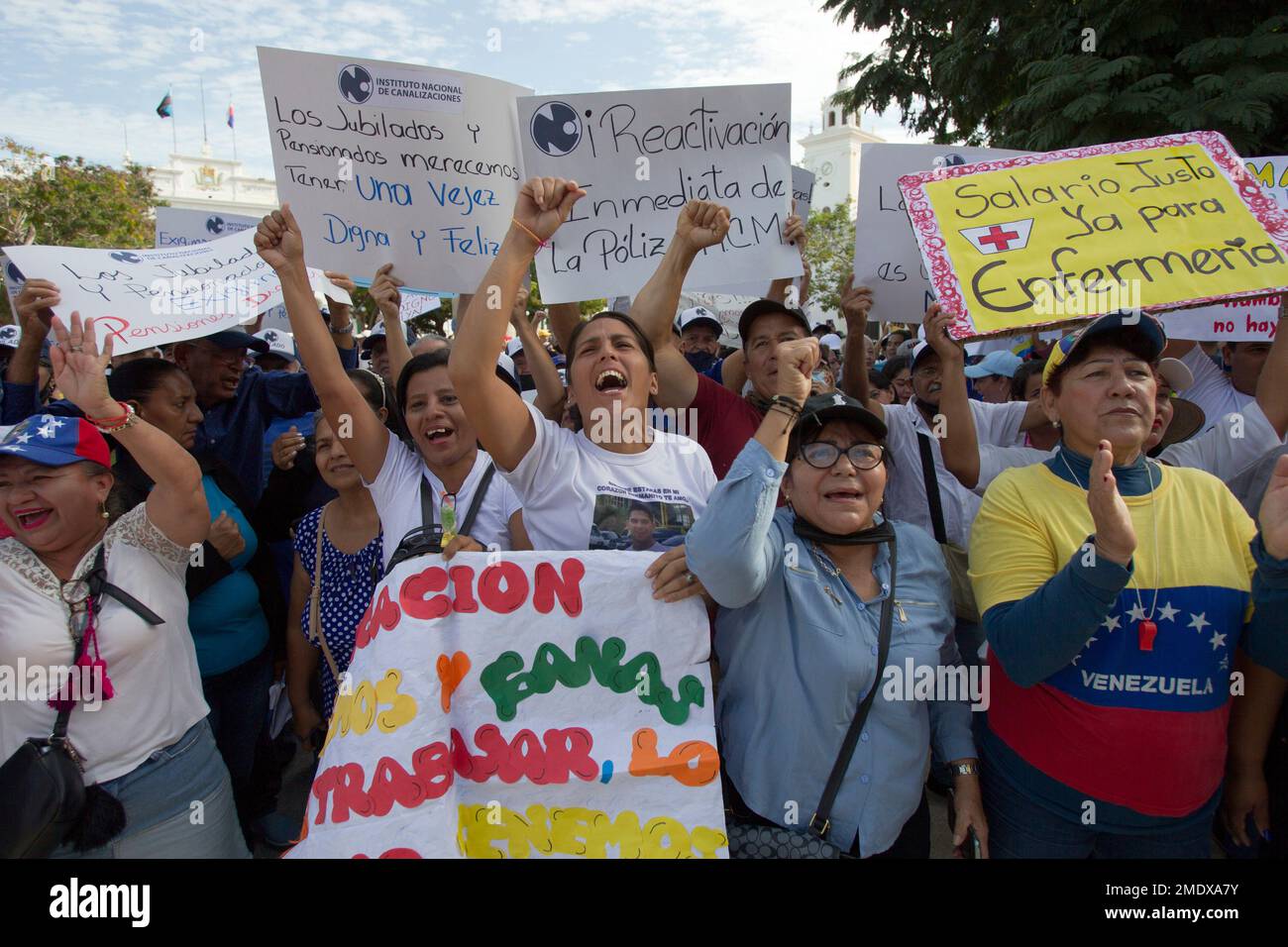 MARACAIBO-VENEZUELA-23-01-2023- Hundreds of venezuelan from public and ...