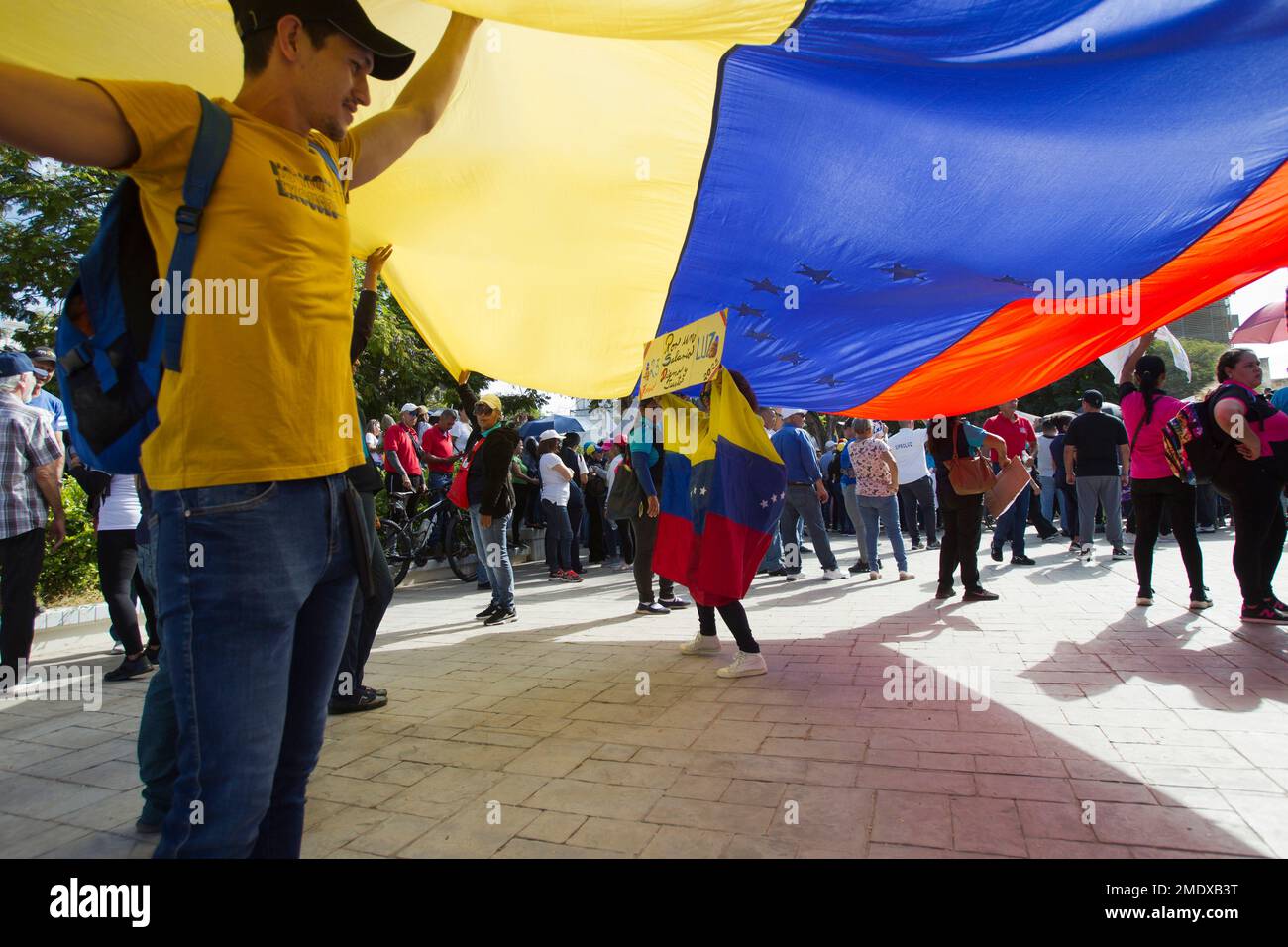 MARACAIBO-VENEZUELA-23-01-2023- Hundreds of venezuelan from public and ...