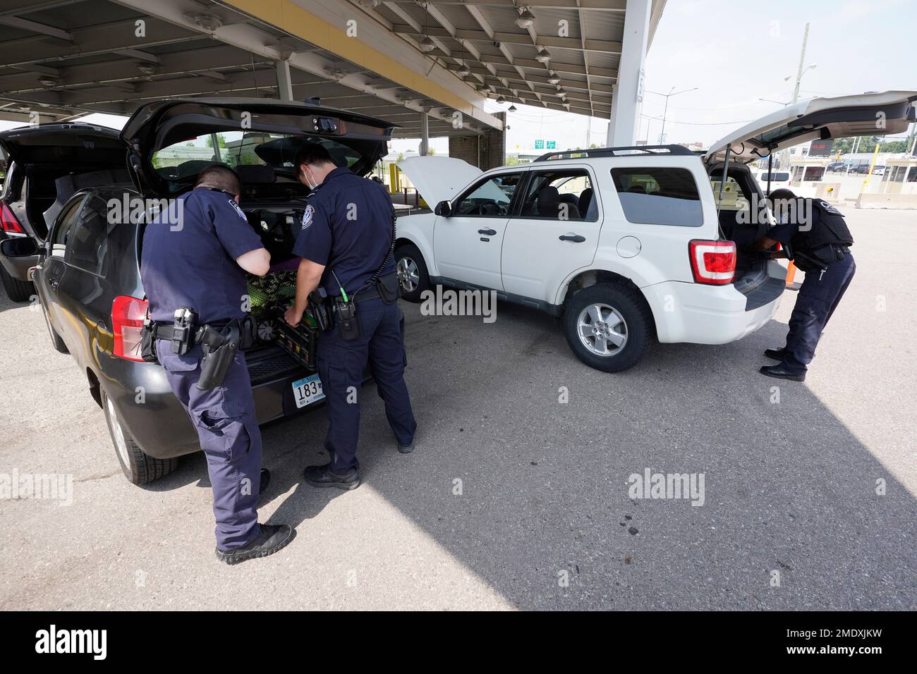 U.S. Customs and Border Protection agents search vehicles entering the ...