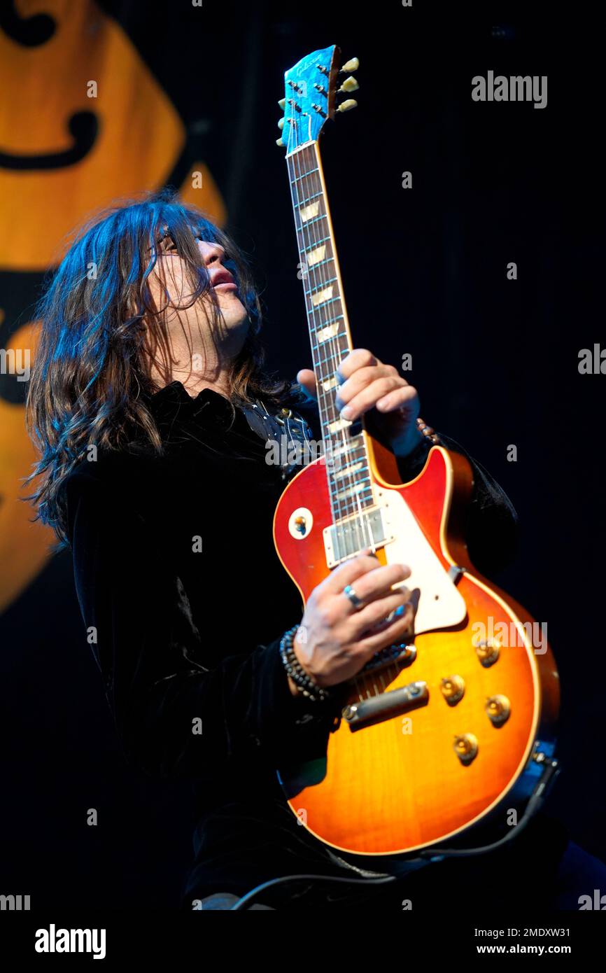 Dirty honey performance hi-res stock photography and images - Alamy