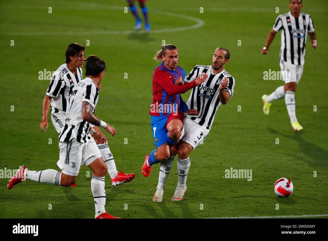 Barcelona's Antoine Griezmann, centre left and Juventus' Giorgio ...