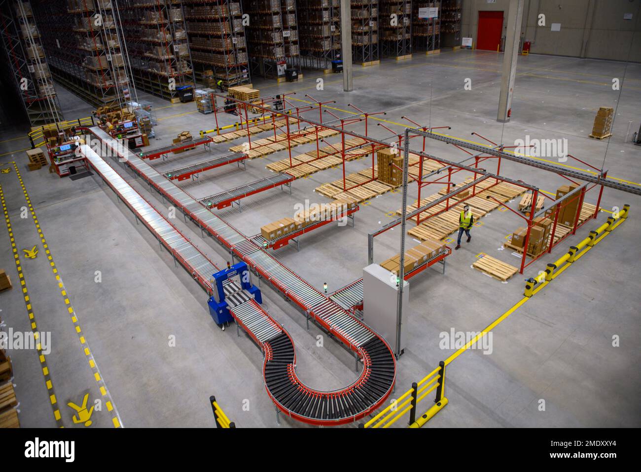 Logistica center hi-res stock photography and images - Alamy