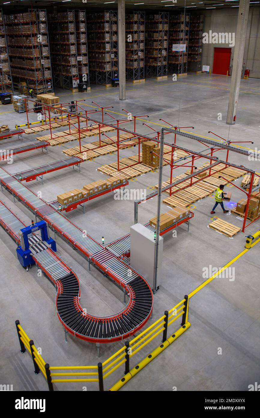 Barleben, Germany. 23rd Jan, 2023. An employee of the logistics company ...