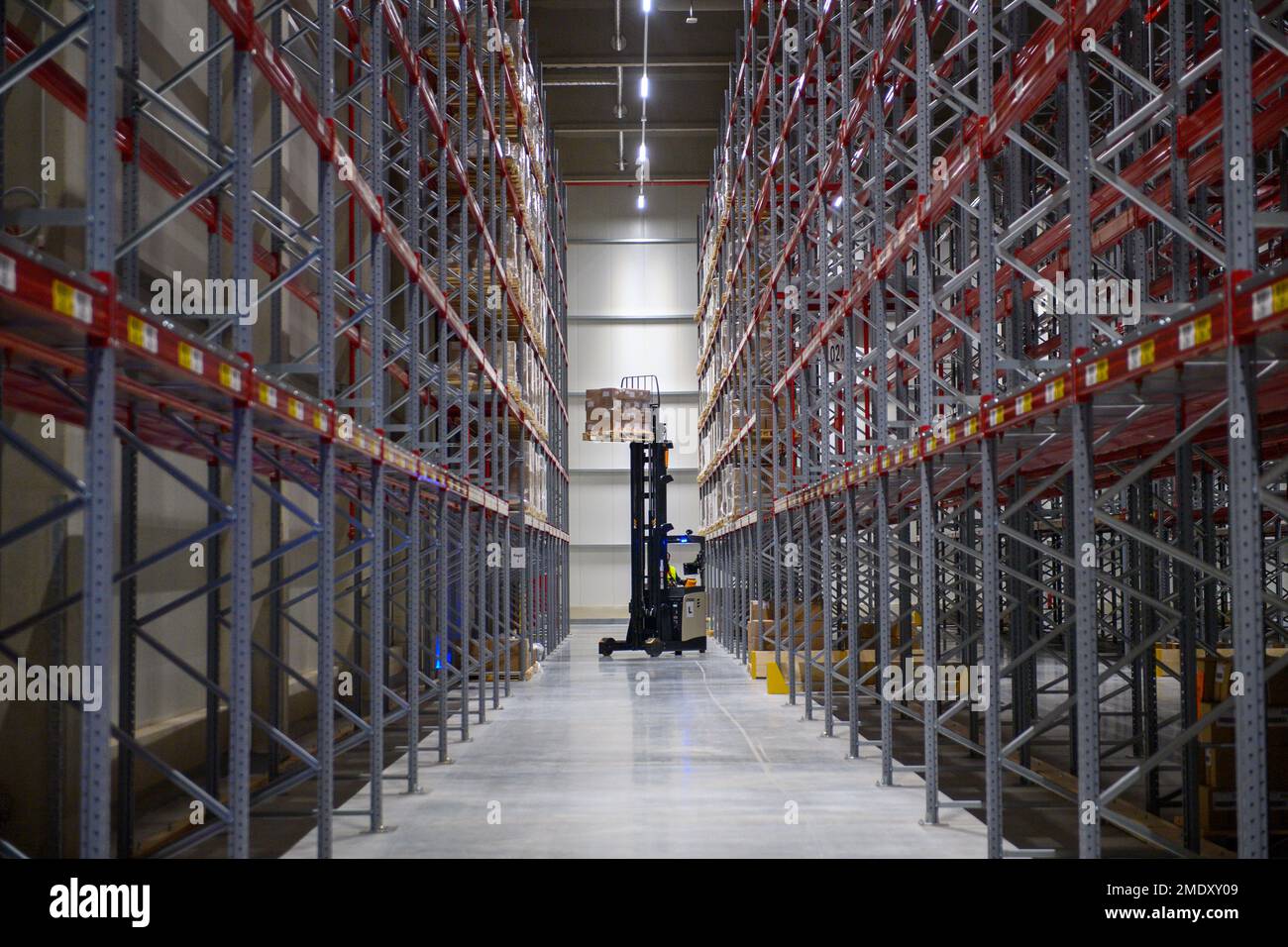 Logistica box hi-res stock photography and images - Alamy