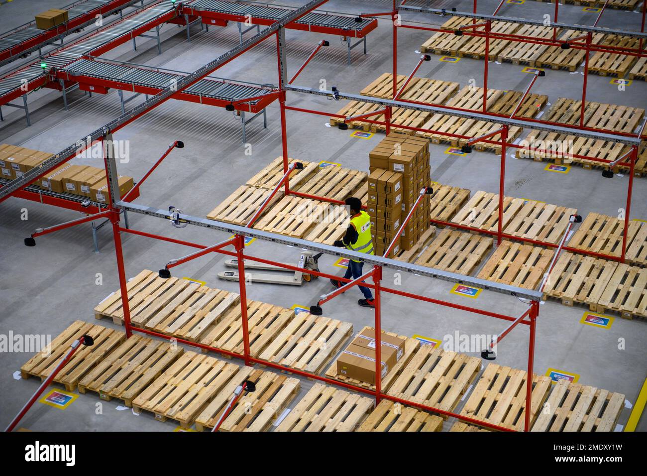 Logistica center hi-res stock photography and images - Alamy