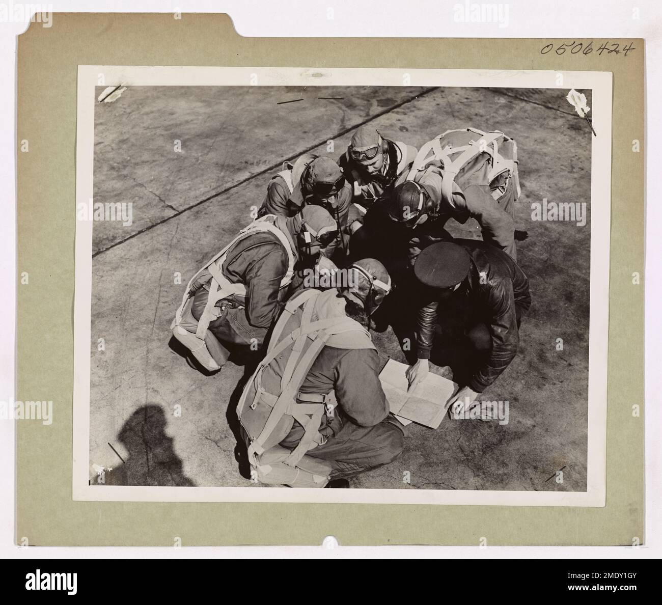 Pilots looking at a map hi-res stock photography and images - Alamy