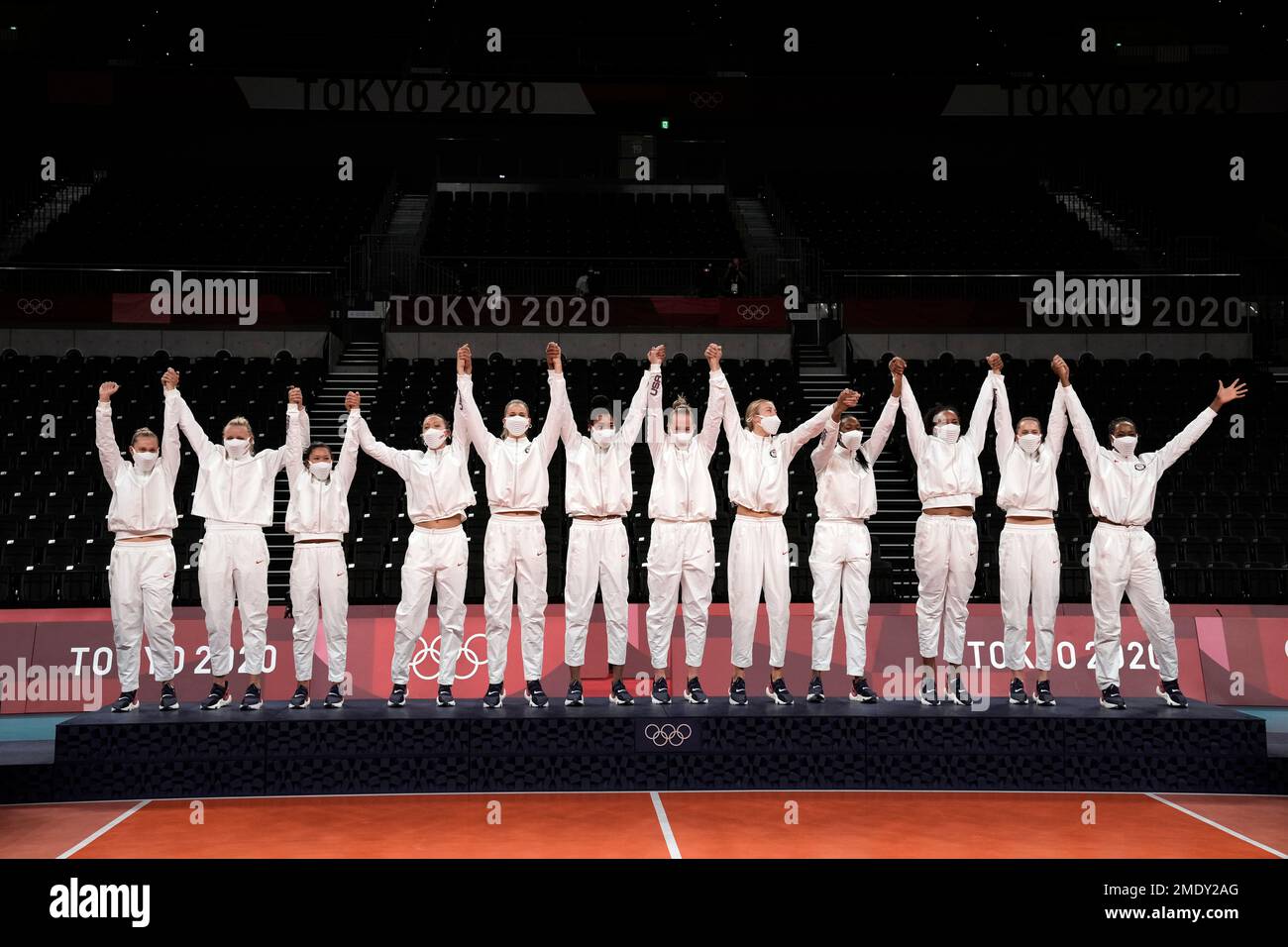 Players from the United States pose after winning the gold medal in ...