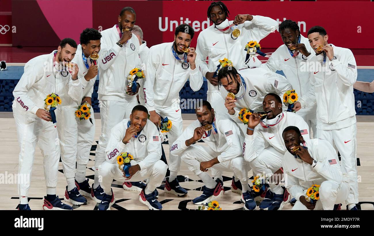 The U.S. men's basketball team poses for photos with their gold medals ...