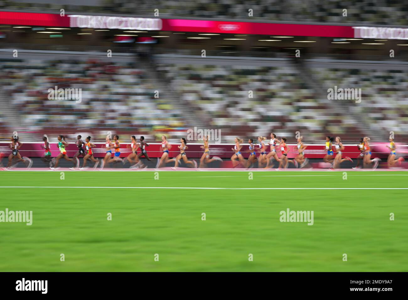 Runners compete in the women's 10,000-meter final at the 2020 Summer ...