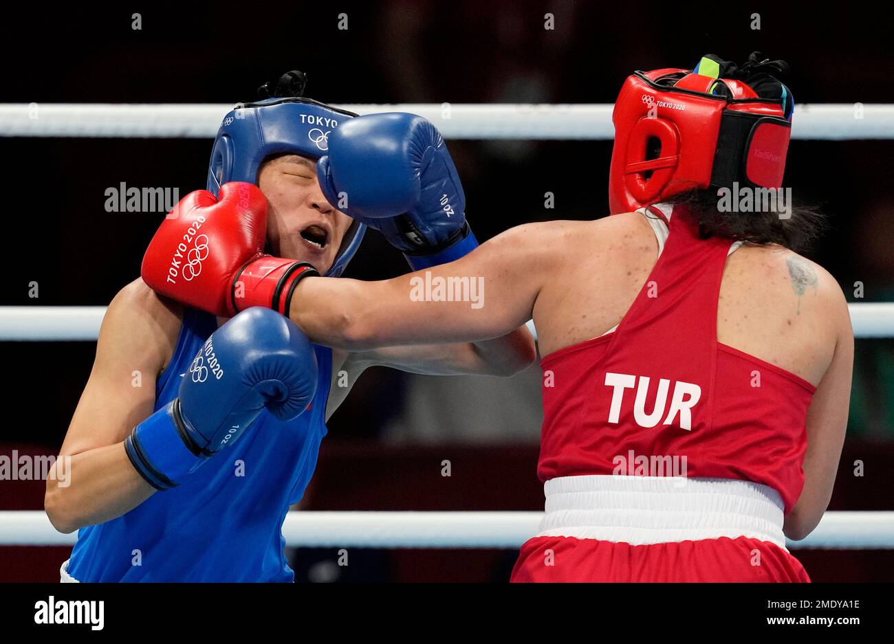 China's Cu Hong, left, is punched by Turkey's Busenaz Surmeneli during ...