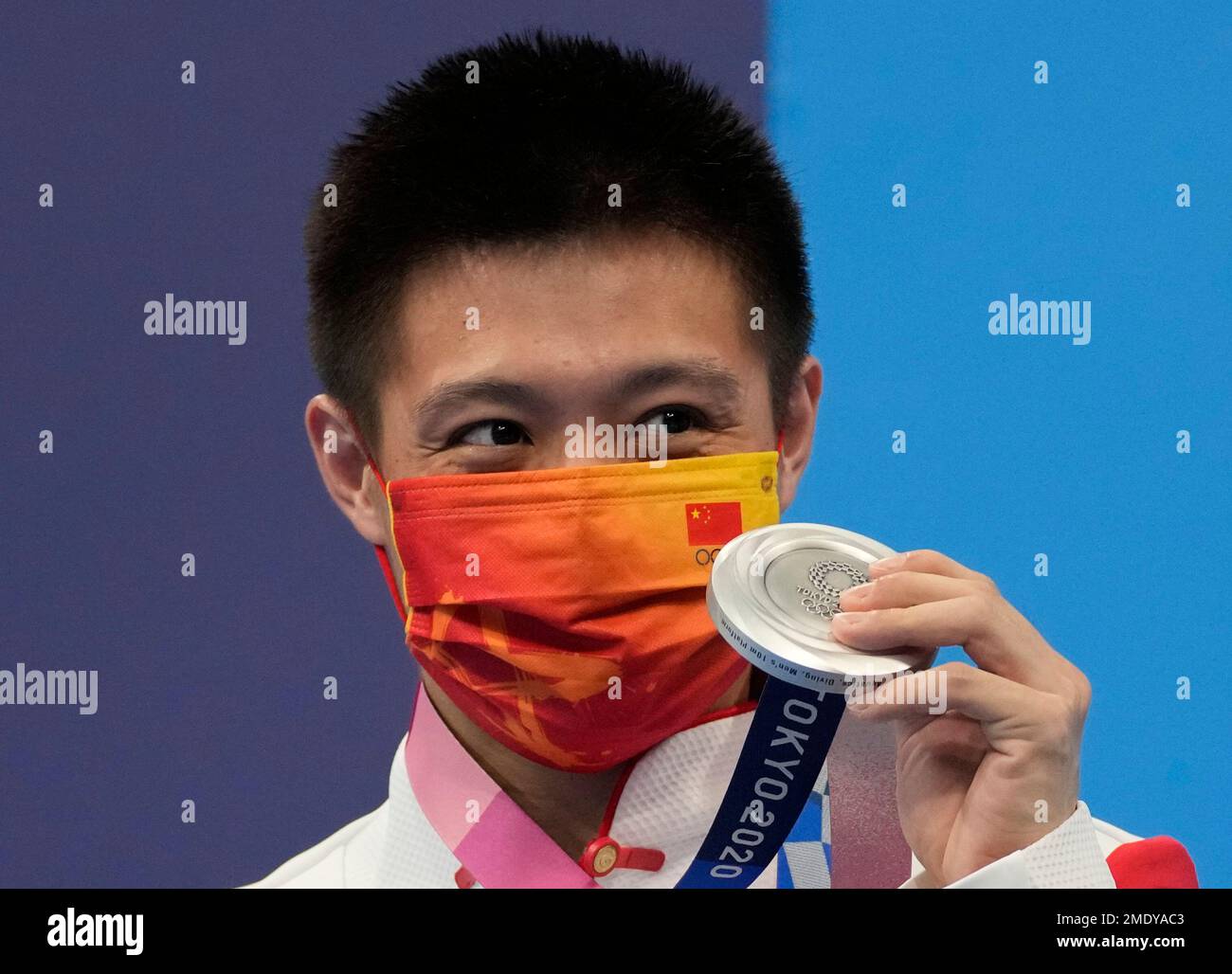 Yang Jian of China poses for a photo after winning silver medal poses ...