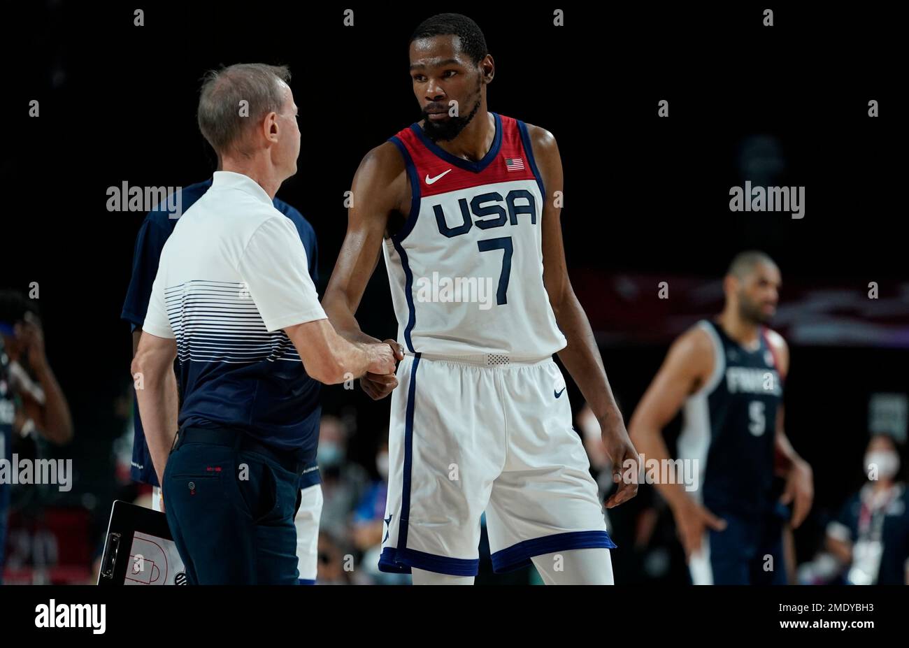 United States' Kevin Durant (7) shakes hands with France head coach ...