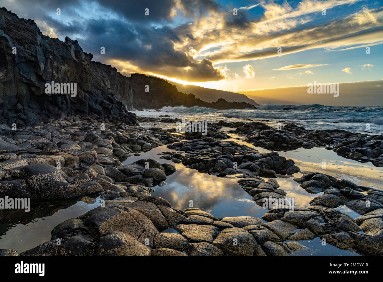 Sonnenuntergang an der Küste bei La Maceta, El Hierro, Kanarische ...