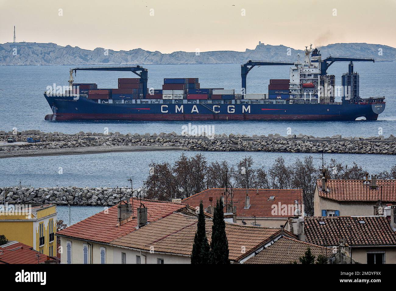 The container ship Fort Saint Louis of the company CMA CGM arrives at ...