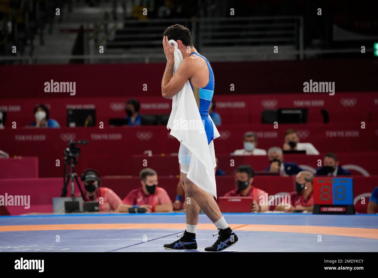 Russian Olympic Committee's Zaurbek Sidakov celebrates after defeating ...