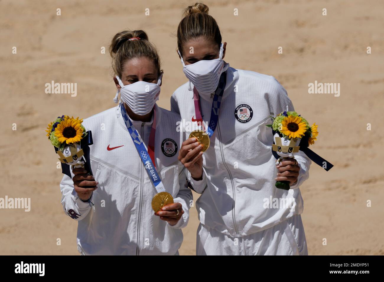 April Ross, left, of the United States, and teammate Alix Klineman ...