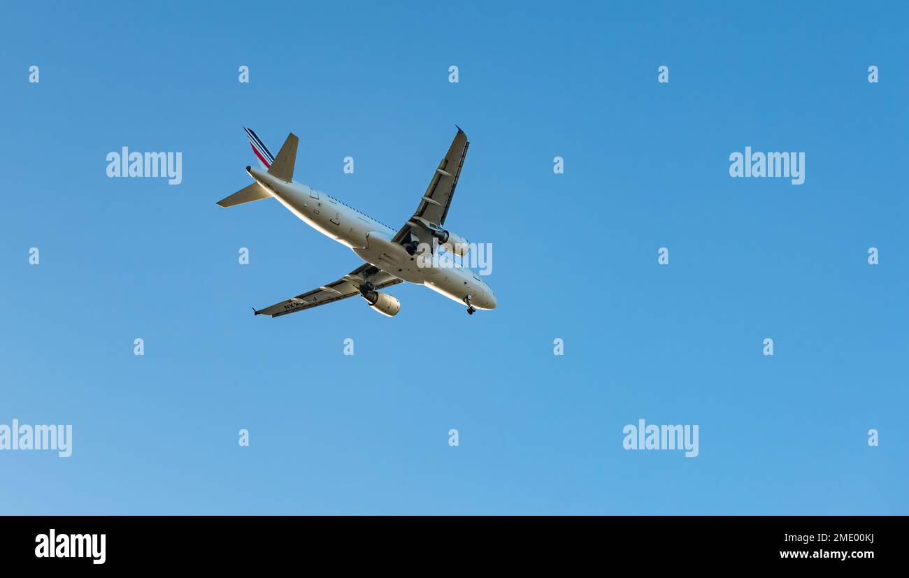 Airbus a320 landing gear hi-res stock photography and images - Alamy