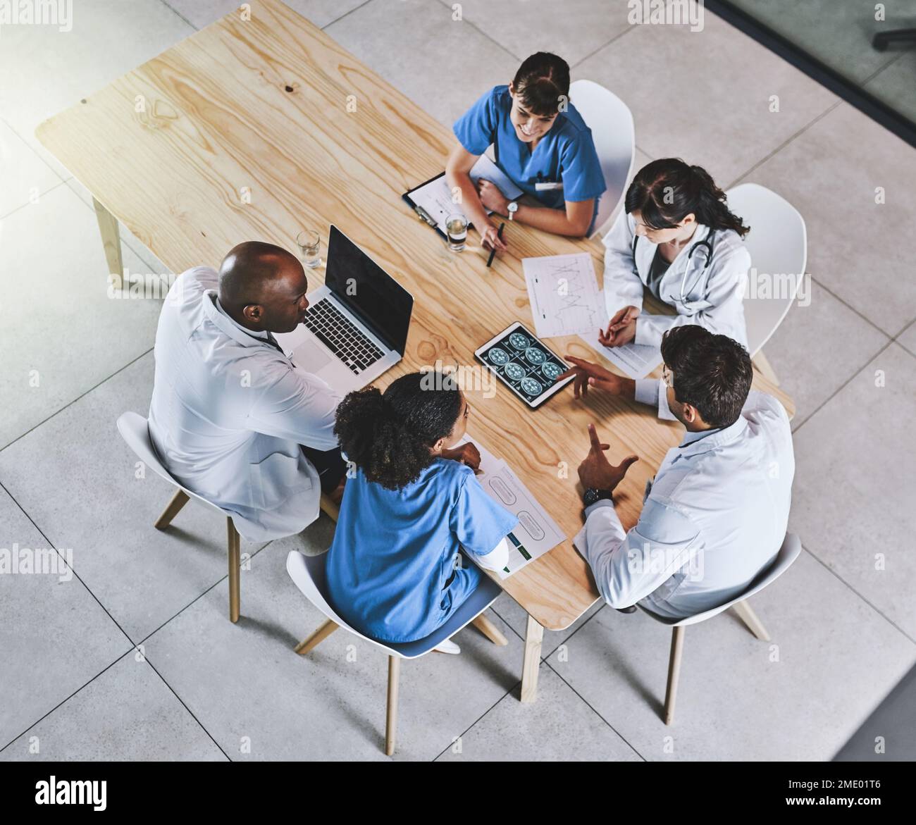 Meeting of the medical greats. a group of doctors having a meeting in a ...