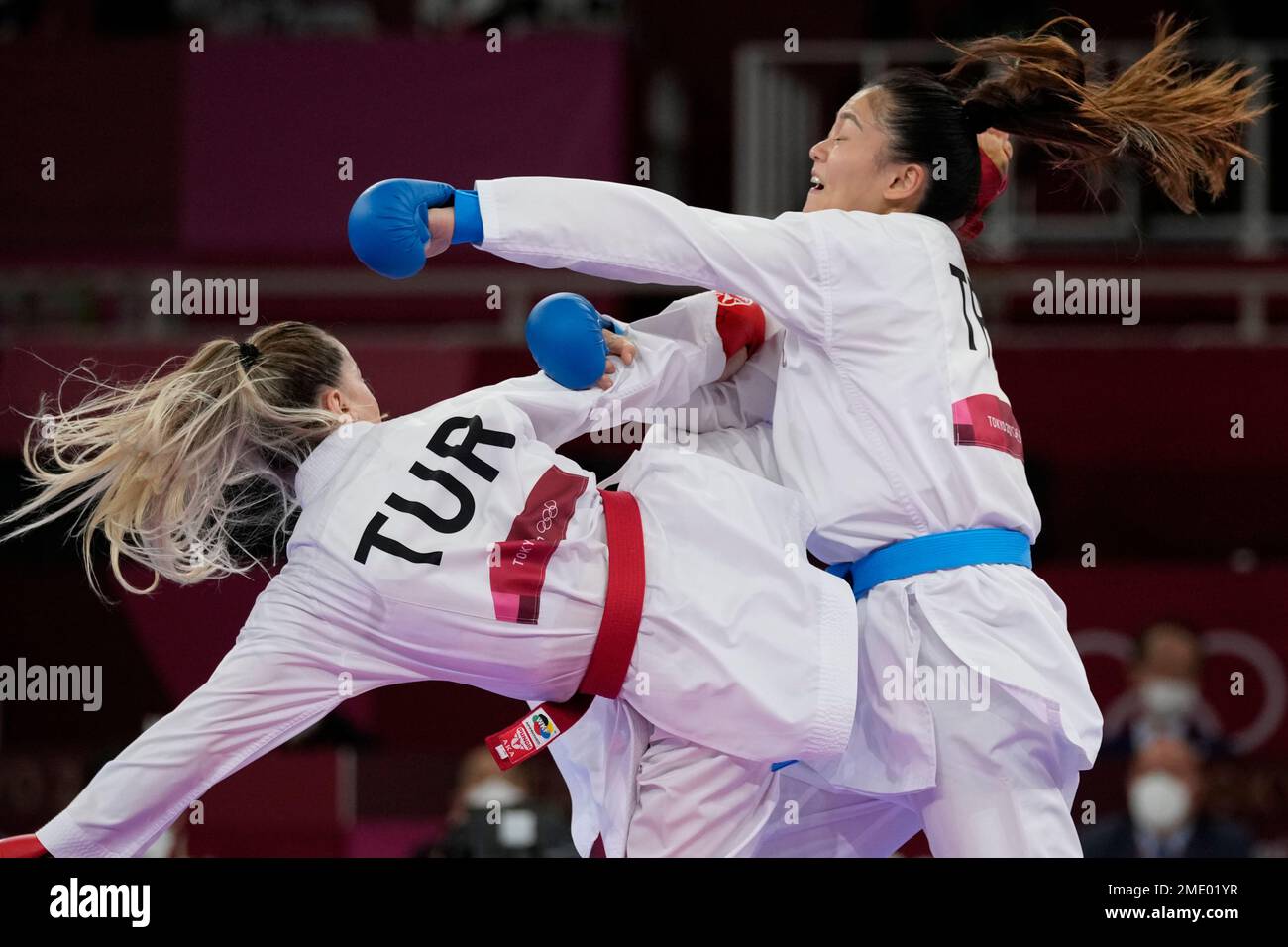 Serap Ozcelik Arapoglu of Turkey, left, and Wen Tzu-yun of Taiwan ...