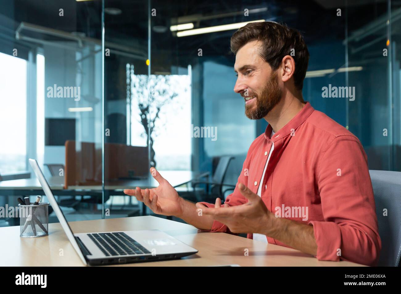 Businessman helping colleague hi-res stock photography and images - Alamy