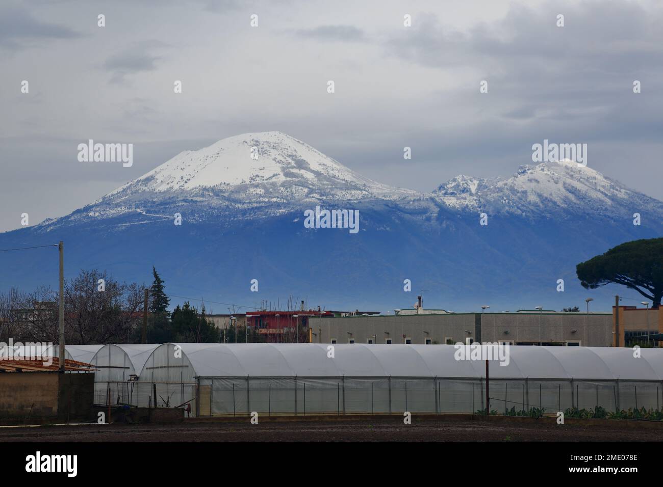Snowfall on Vesuvius after days of heavy rain and temperatures in sharp ... Snowfall on Vesuvius after days of heavy rain and temperatures in sharp ...