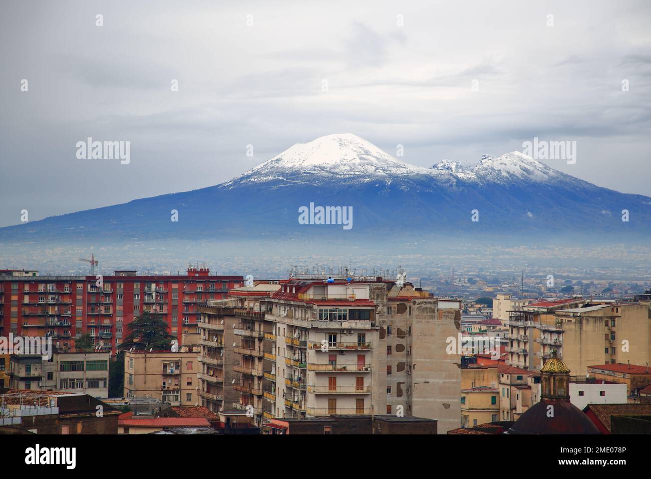 Snowfall on Vesuvius after days of heavy rain and temperatures in sharp ...