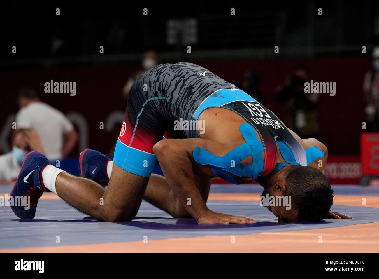 Mohamed Ibrahim Elsayed of Egypt celebrates defeating Russian Olympic ...